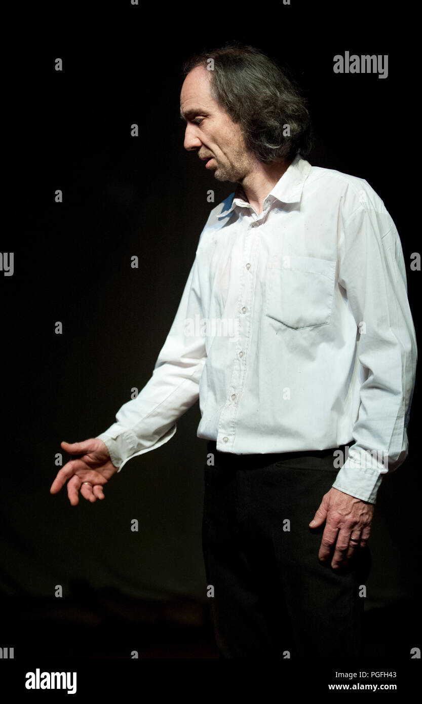 Theatre company De Theaterfactorij playing "De Kleine Waanzin" from ...