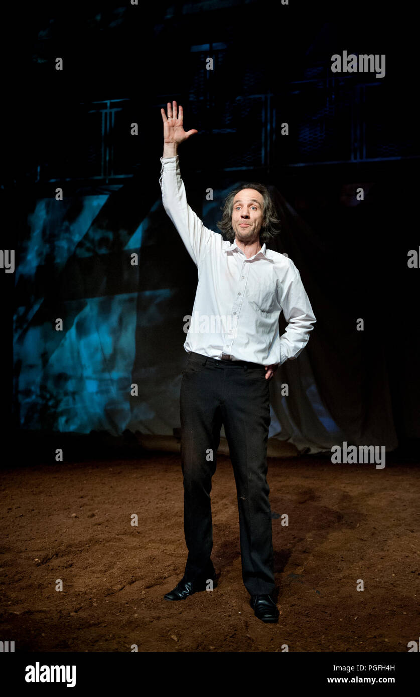 Theatre company De Theaterfactorij playing "De Kleine Waanzin" from ...
