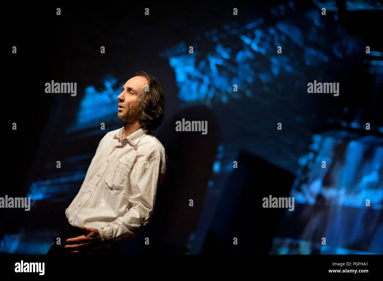 Theatre company De Theaterfactorij playing "De Kleine Waanzin" from ...
