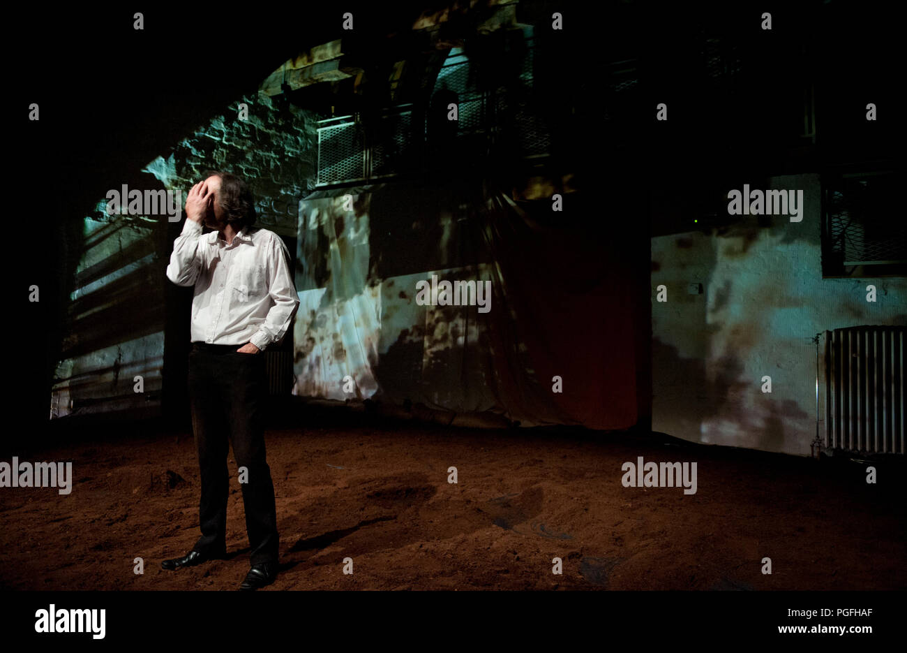 Theatre company De Theaterfactorij playing "De Kleine Waanzin" from ...
