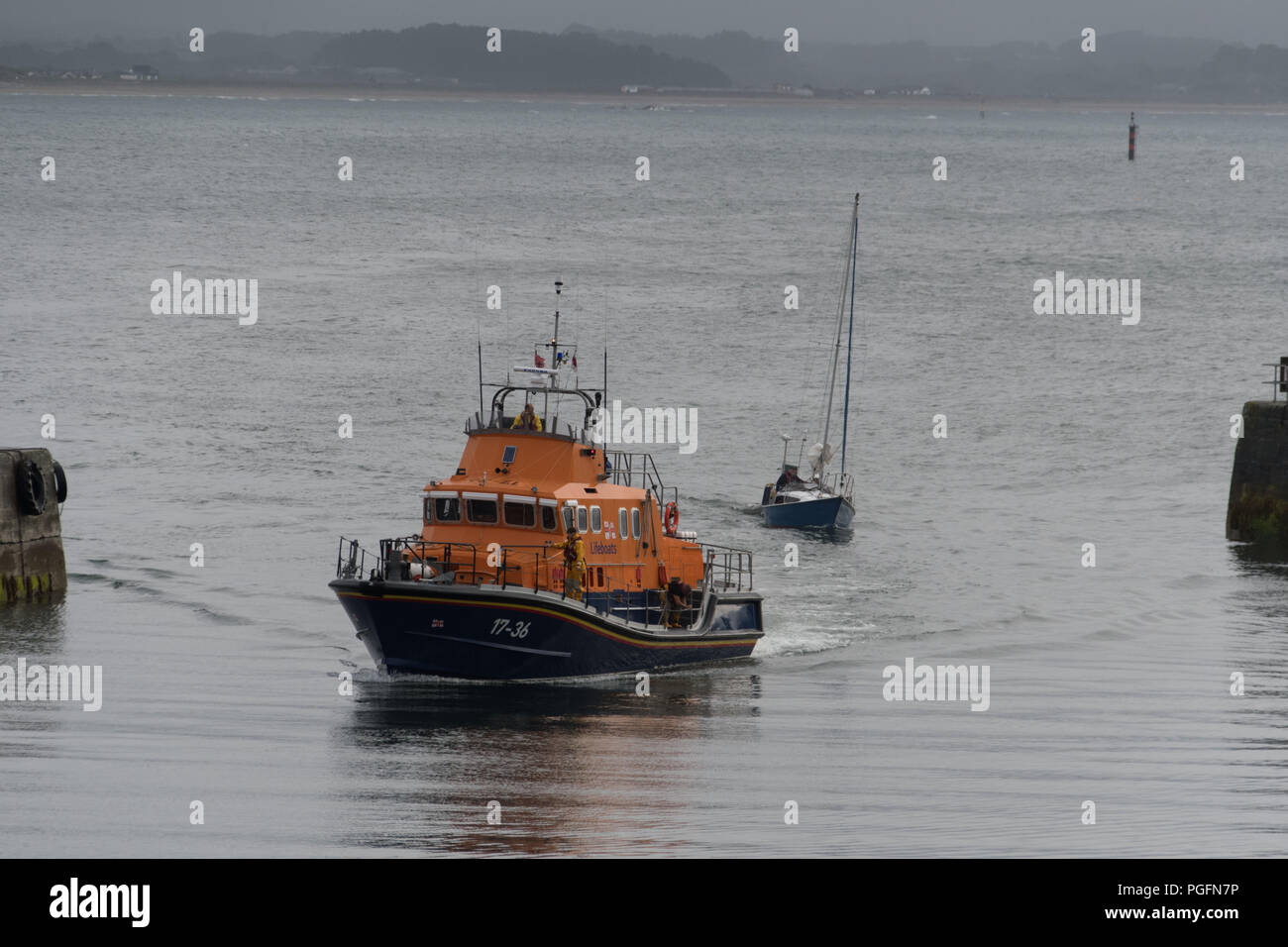 Yacht aground rocks hi-res stock photography and images - Alamy
