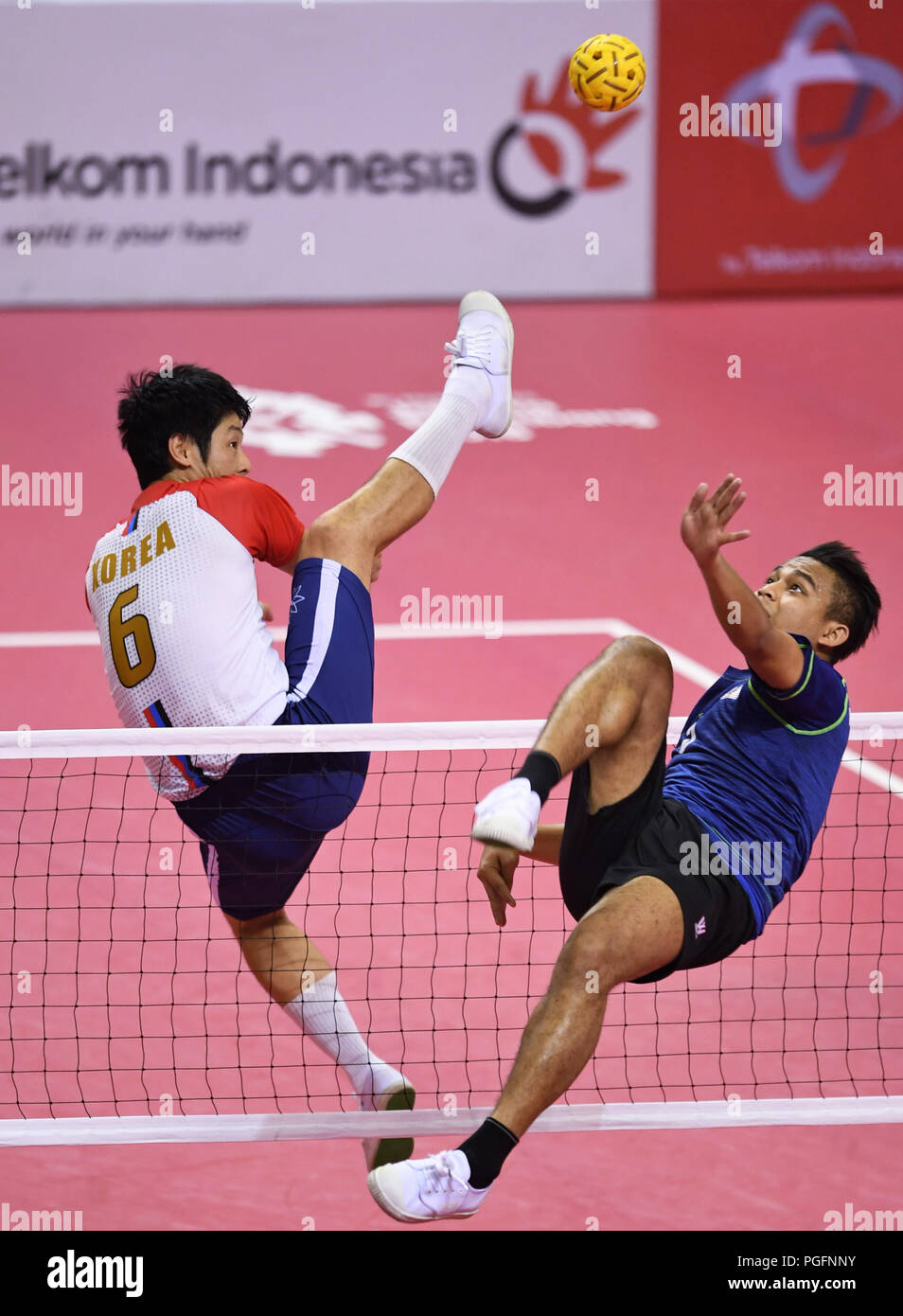 Palembang, Indonesia. 26th Aug, 2018. Mohamad Azlan Alias (R) of ...