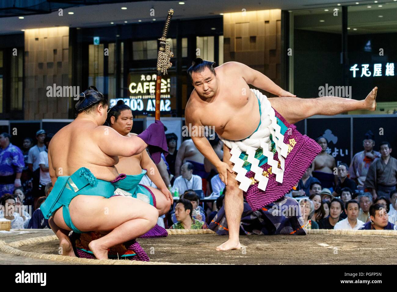 Tokyo, Japan. 26th Aug, 2018. Mongolian yokozuna Kakuryu performs ...