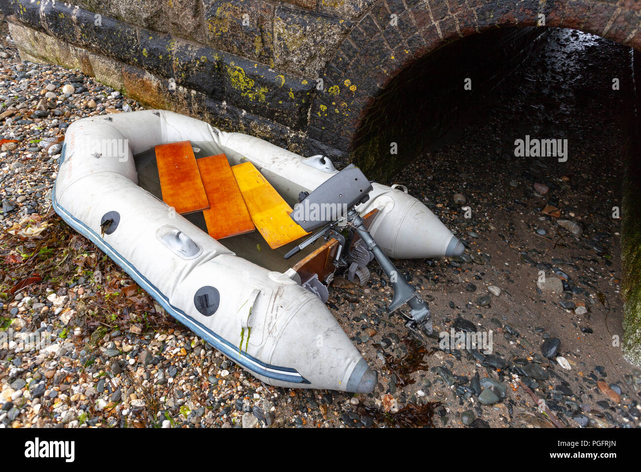 Yacht aground rocks hi-res stock photography and images - Alamy