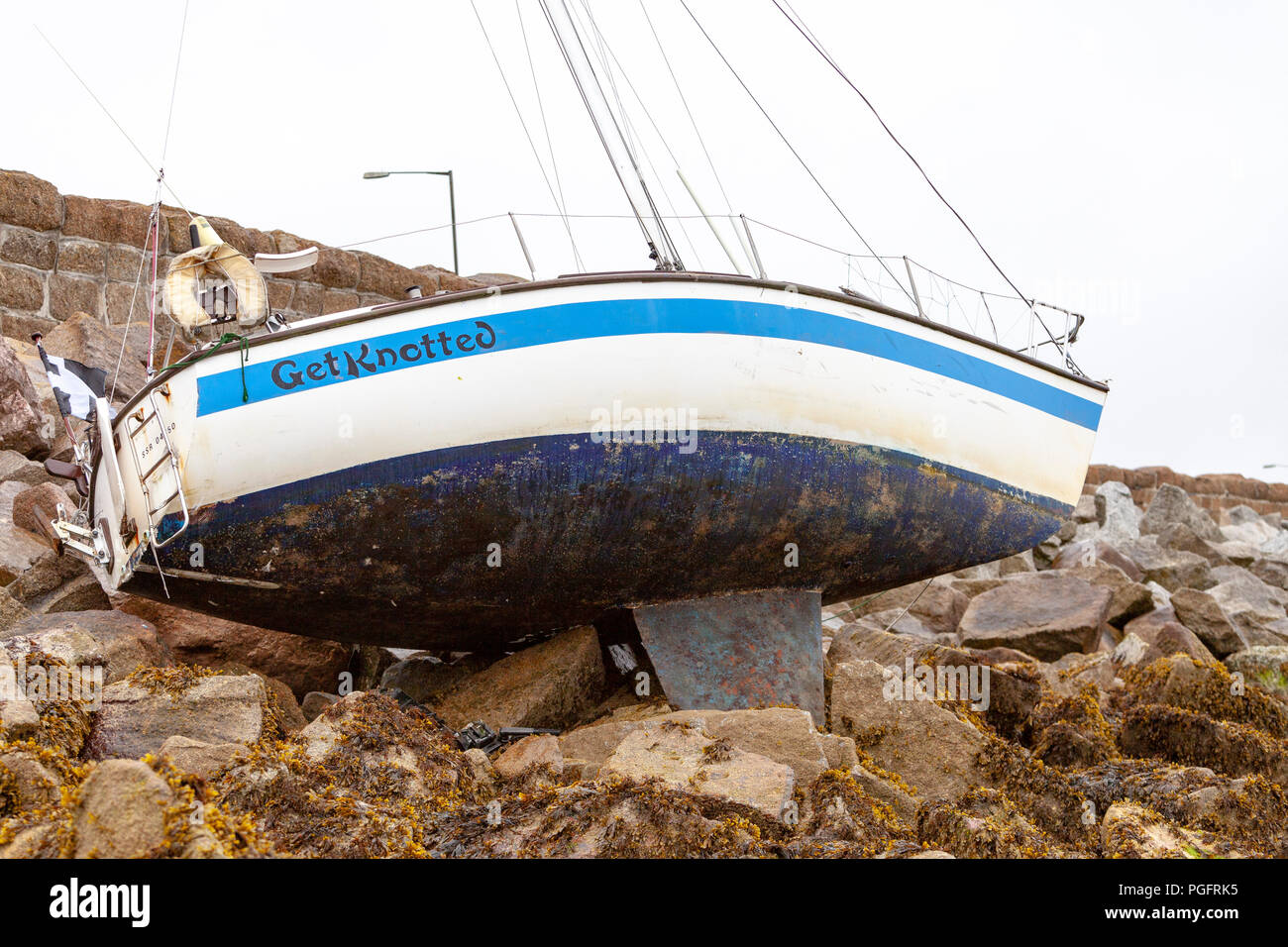 Yacht aground rocks hi-res stock photography and images - Alamy