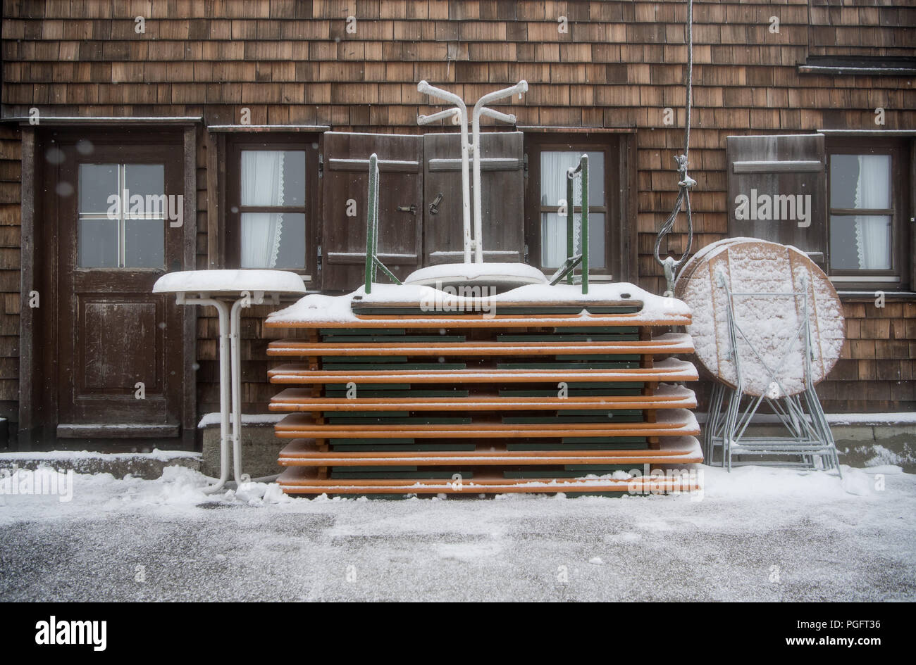 Grainau, Germany. 26th Aug, 2018. Snow lies on ale-benches and tables ...