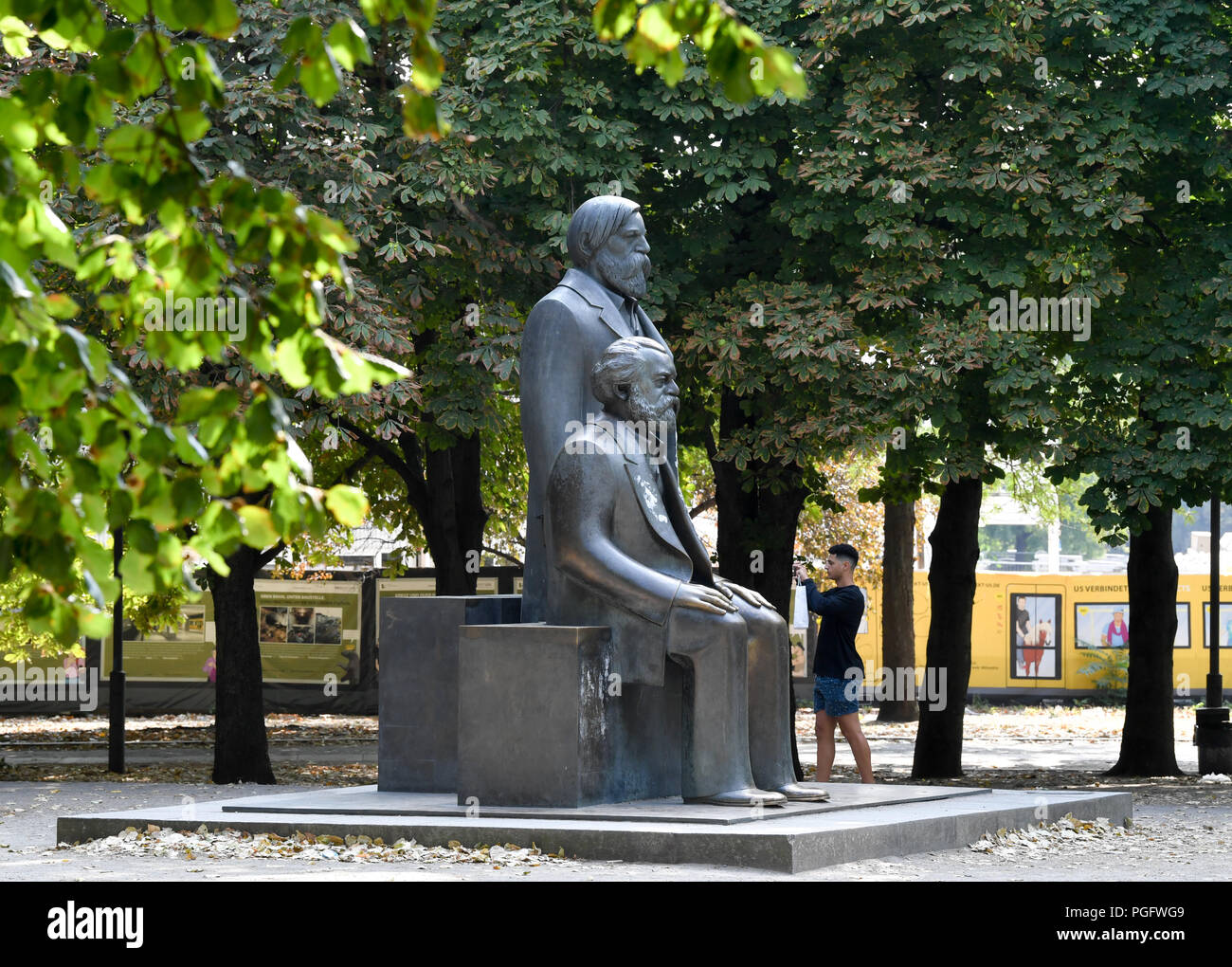 Berlin, Germany. 25th Aug, 2018. The Marx-Engels-Forum in Mitte. The ...