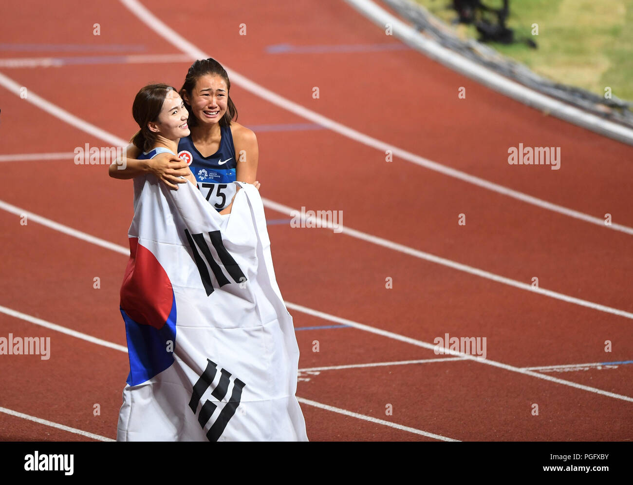 Jakarta. 26th Aug, 2018. Jung Hyelim (L) of South Korea and Lui Lai Yiu ...