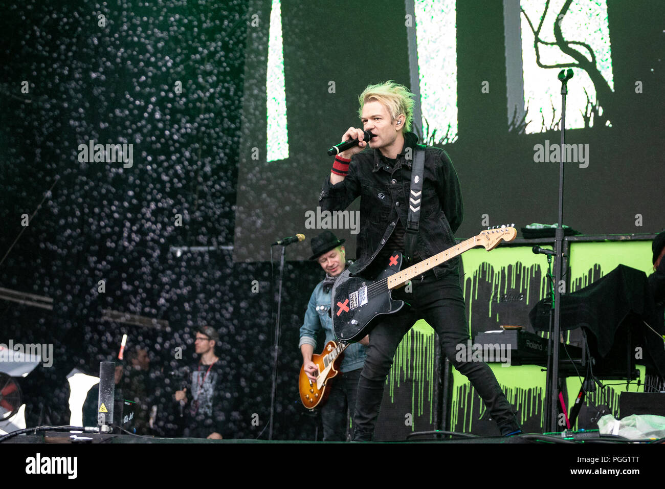 Sum 41 concert hi-res stock photography and images - Alamy