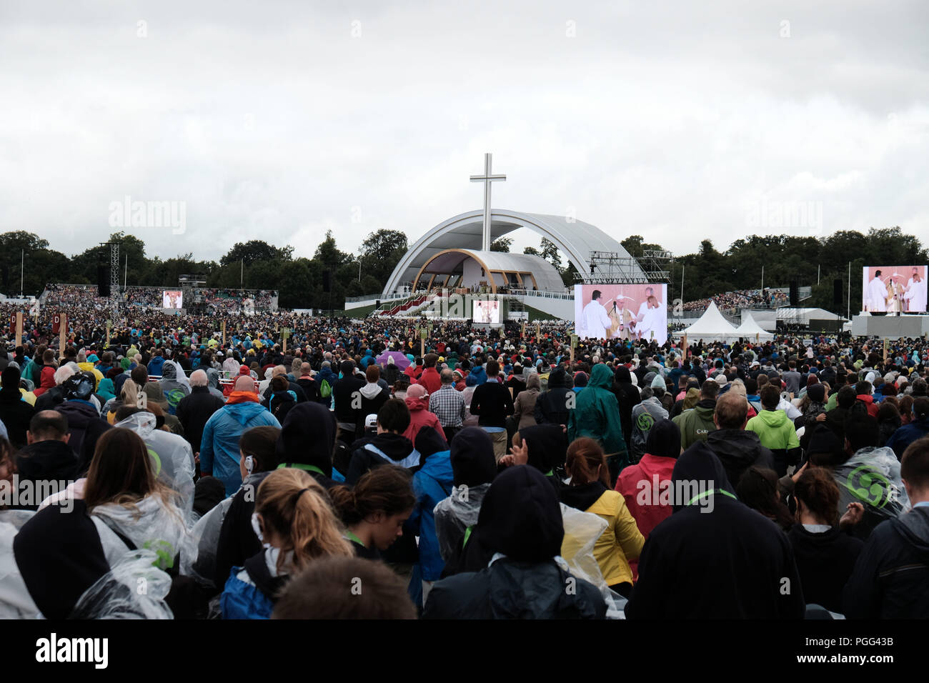 Dublin, Ireland. 26th Aug, 2018. Crowds gather for mass near the Papal ...