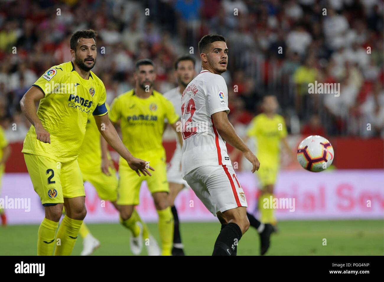 MARIO GASPAR Y ANDRE SILVA MIRAN LA PELOTA TRAS PASAR UNA JUGADA Cordon ...