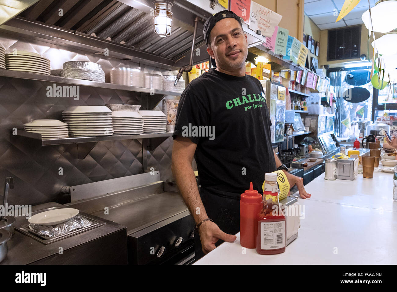 Short order cook hi-res stock photography and images - Alamy