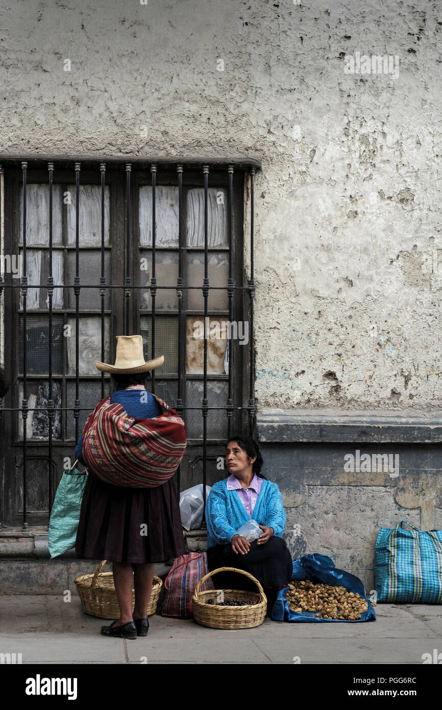 Two people talking crowd hi-res stock photography and images - Alamy