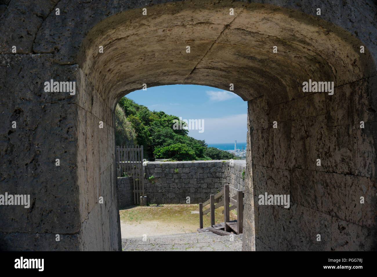 Burg Urasoe in der Hauptstadt Naha Stock Photo - Alamy