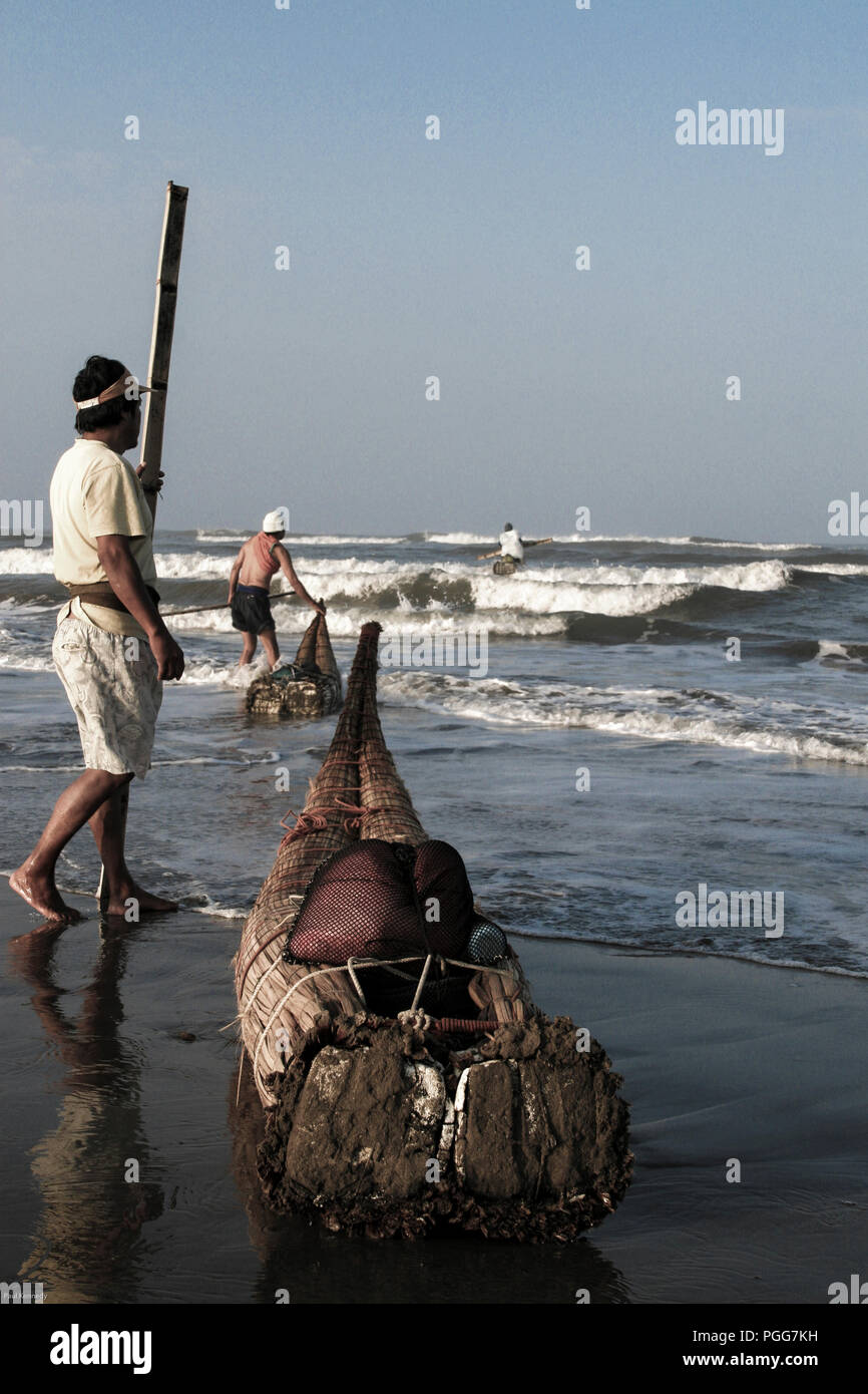 Caballitos de totora fishing hi-res stock photography and images - Alamy