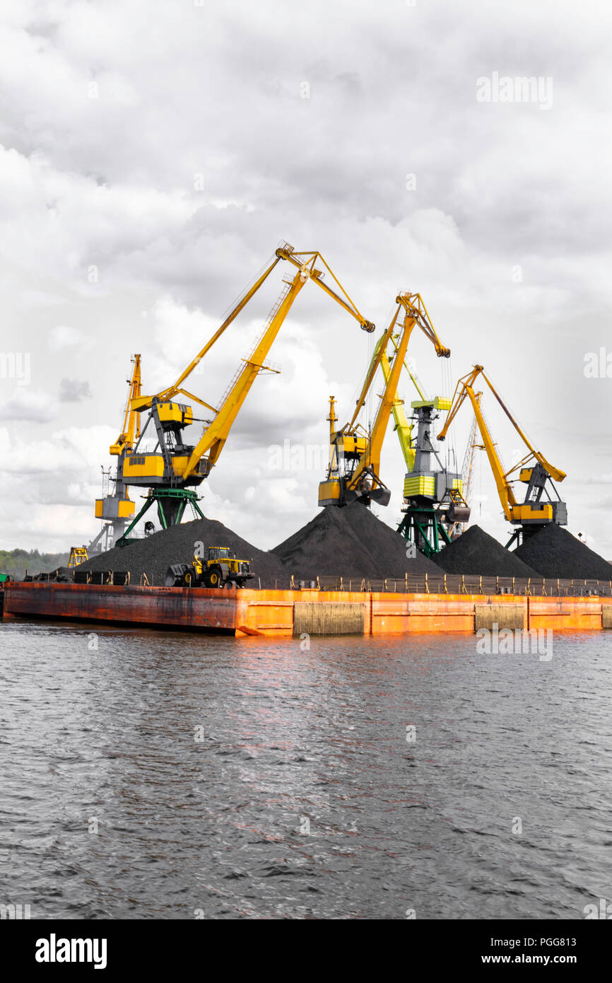 Crane loader conveyors transport coal hi-res stock photography and ...