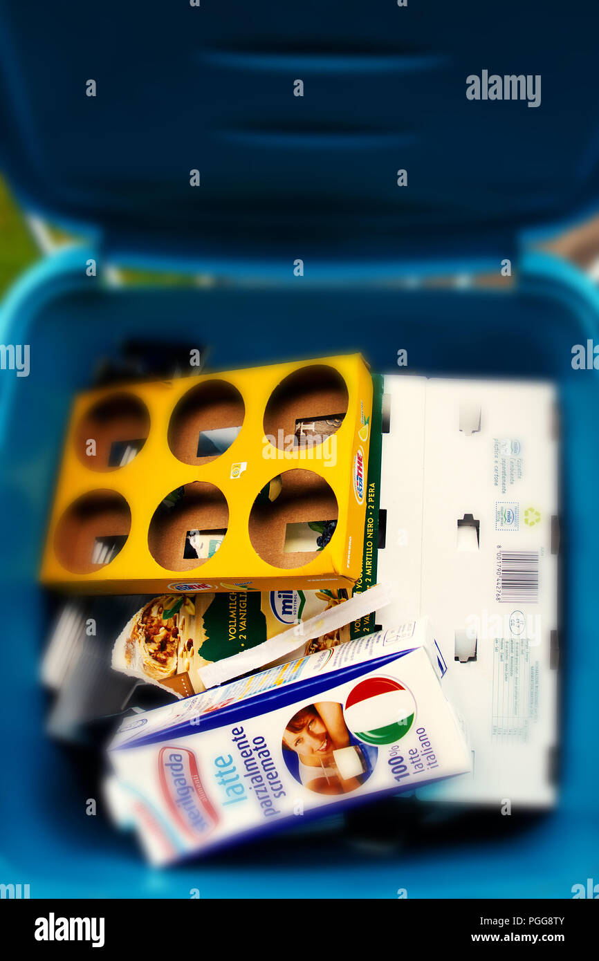 Paper cardboard recycle bin hi-res stock photography and images - Alamy