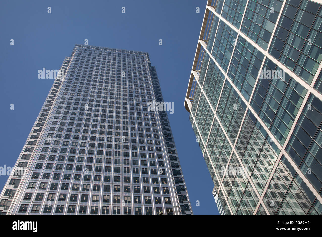The iconic One Canada Square skyscraper at Canary Wharf financial ...