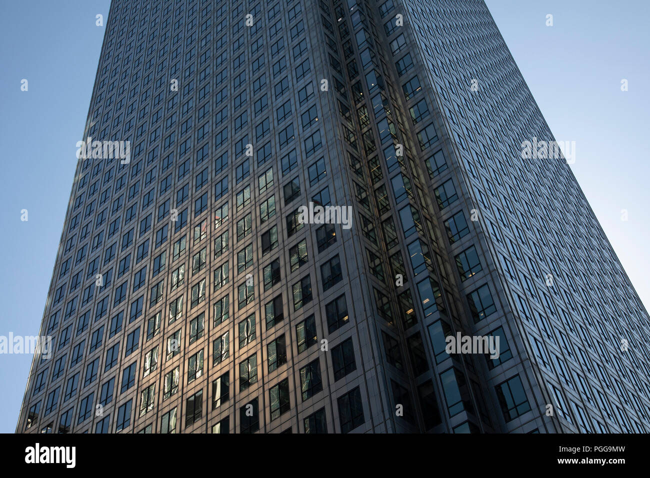 The iconic One Canada Square skyscraper at Canary Wharf financial ...