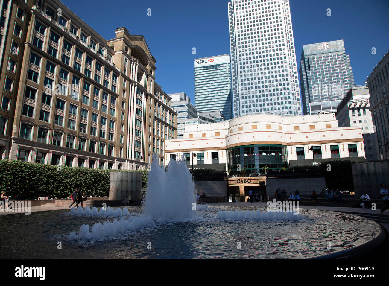 The iconic One Canada Square skyscraper behind Cabot Square at Canary ...