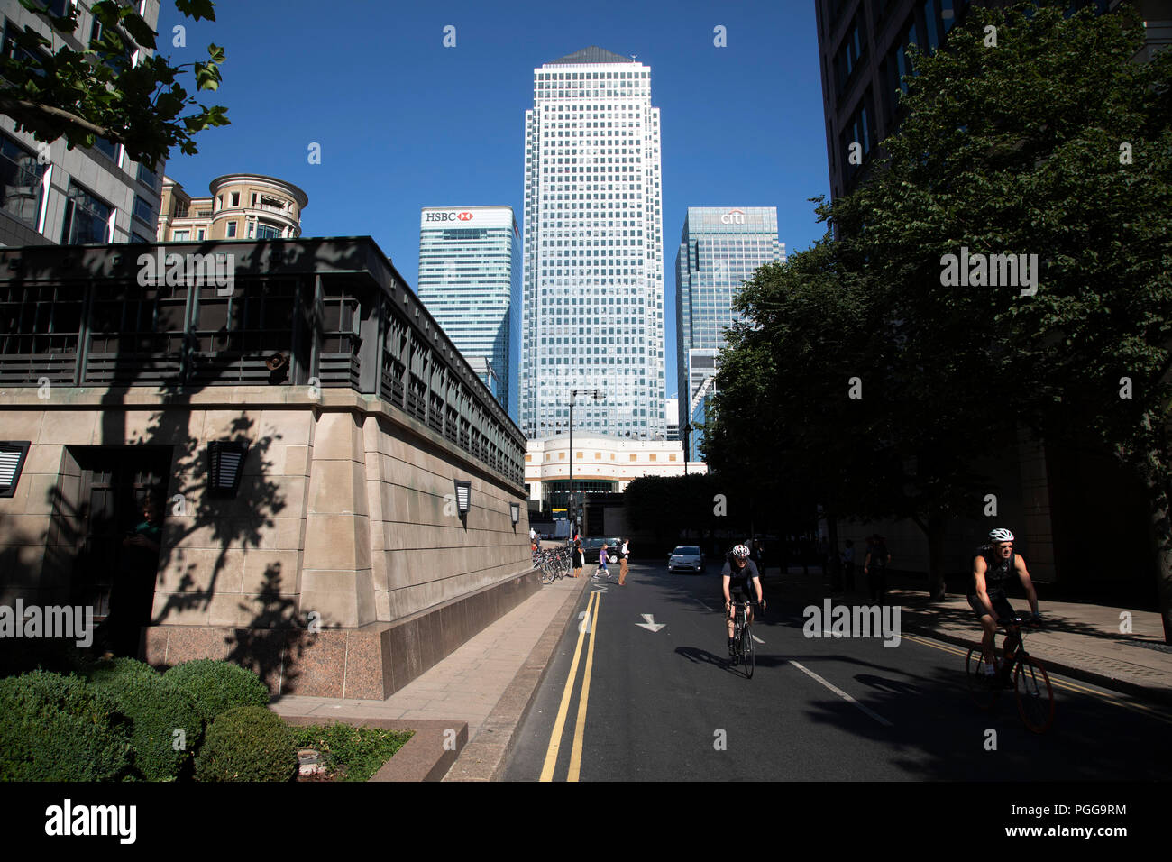 The iconic One Canada Square skyscraper at Canary Wharf financial ...