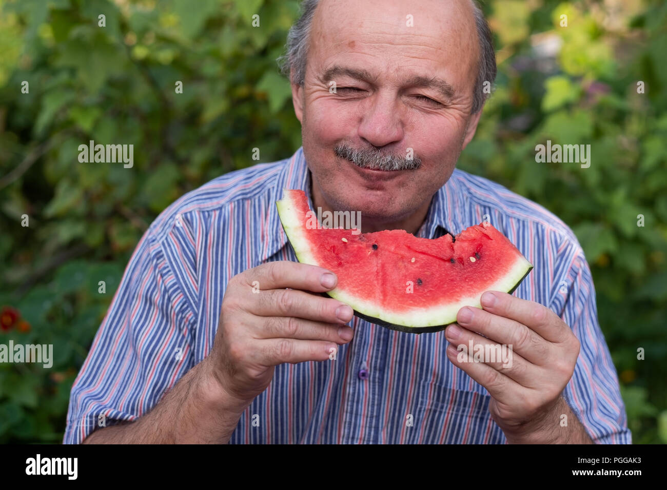 Man biting watermelon hi-res stock photography and images - Alamy