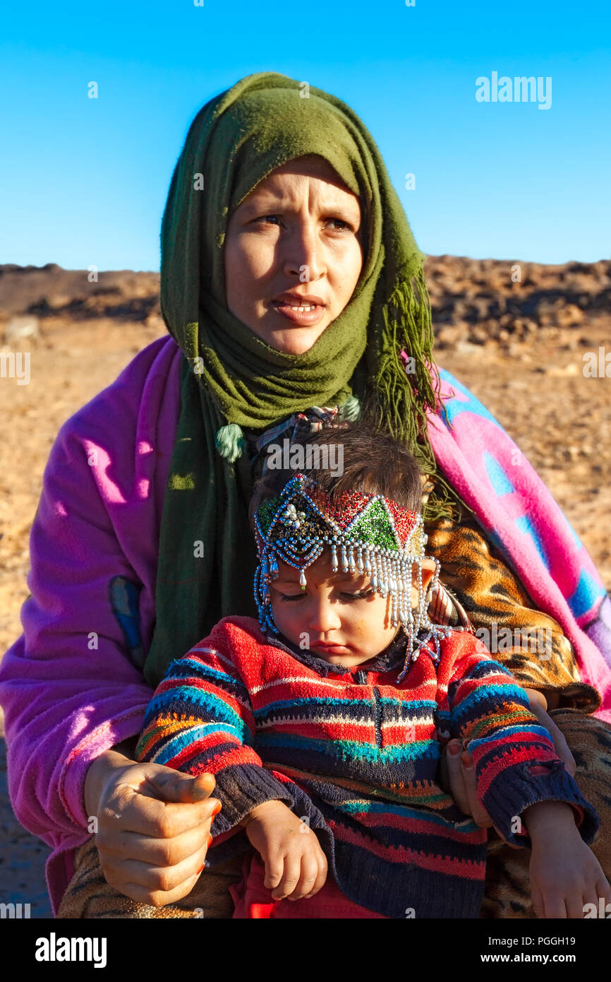 MOROCCO-DEC 28, 2012: Nomadic mother and child in the Sahara desert ...