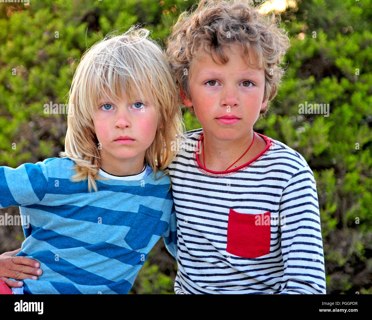 Two chindren hi-res stock photography and images - Alamy