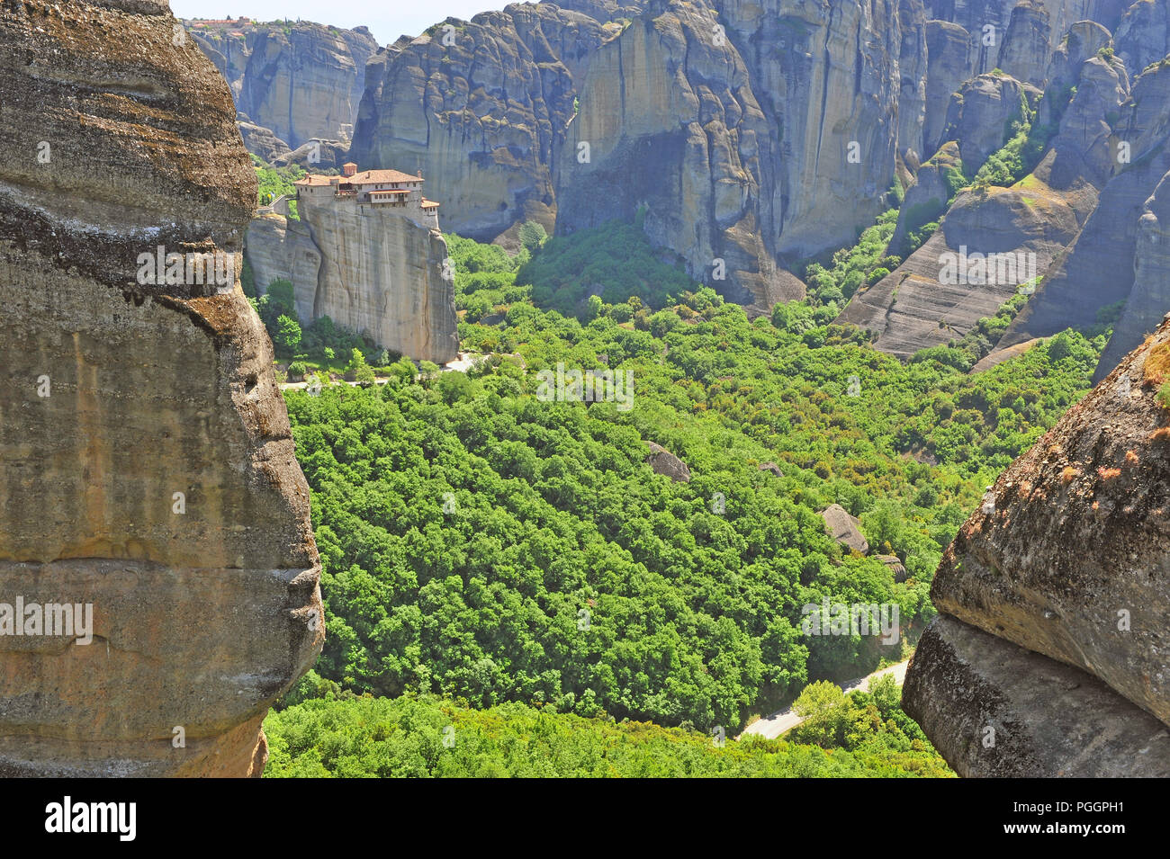 Temple with mountains hi-res stock photography and images - Alamy