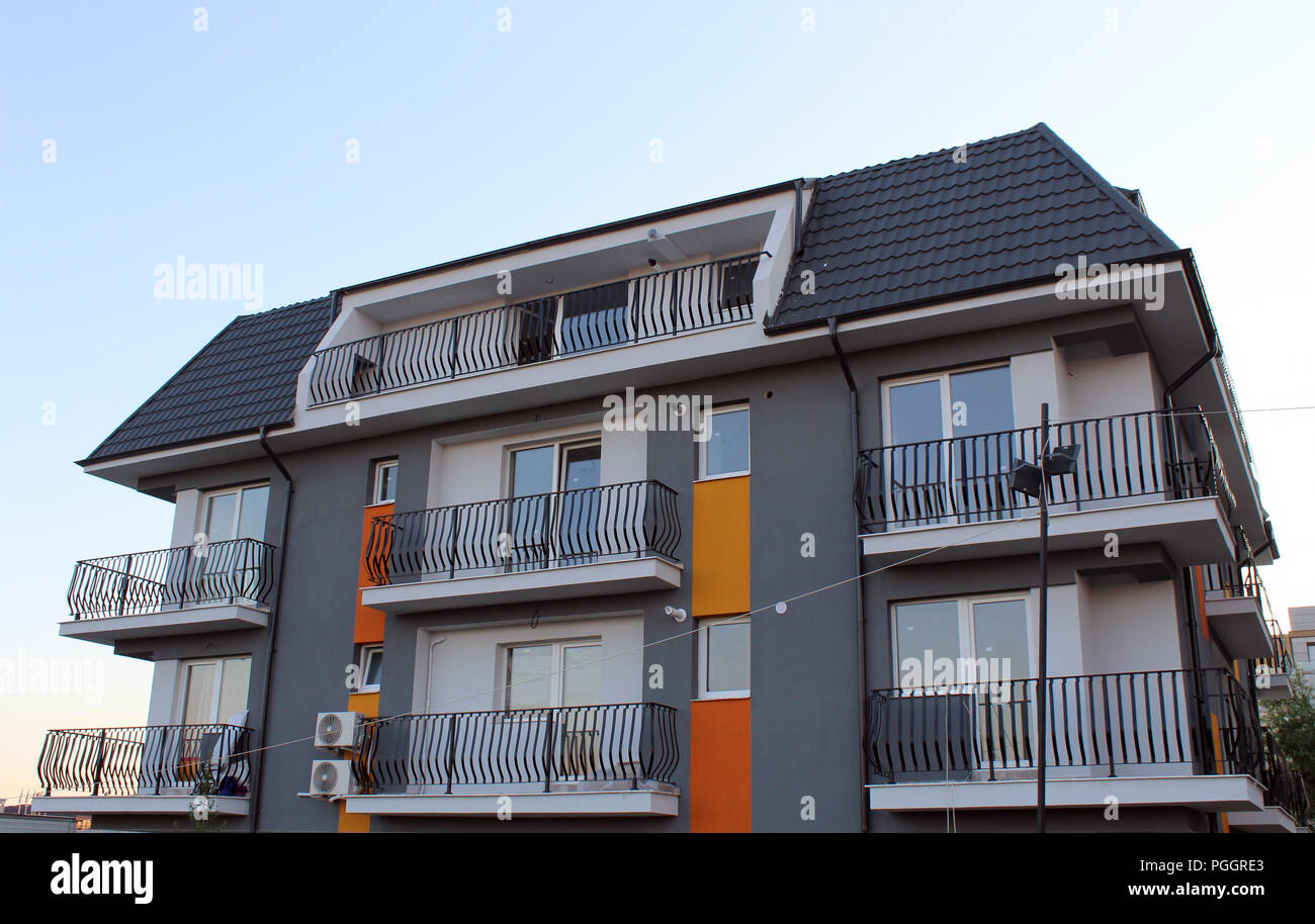 Row modern houses build hi-res stock photography and images - Alamy