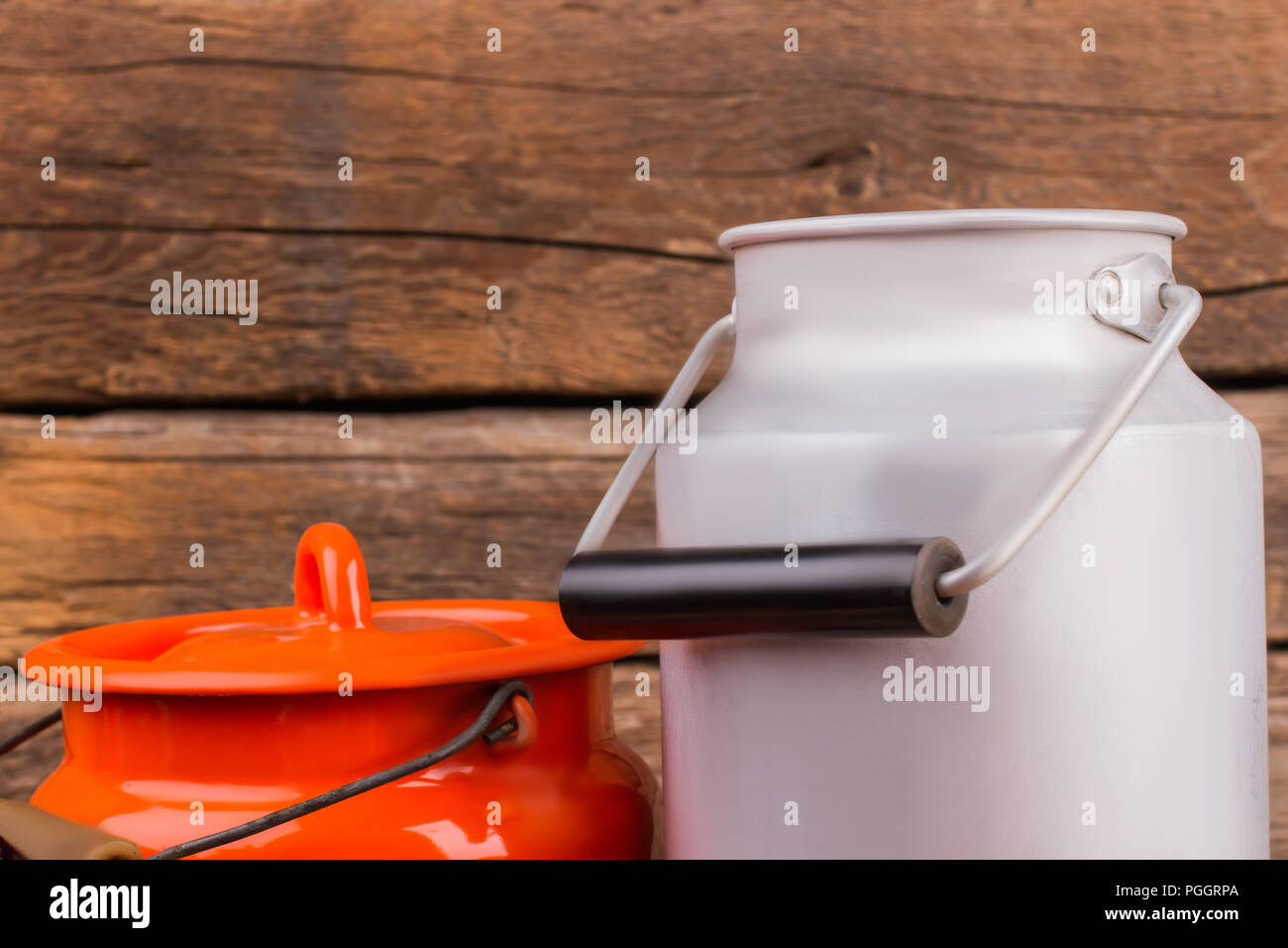 Enamel milk cans hi-res stock photography and images - Alamy