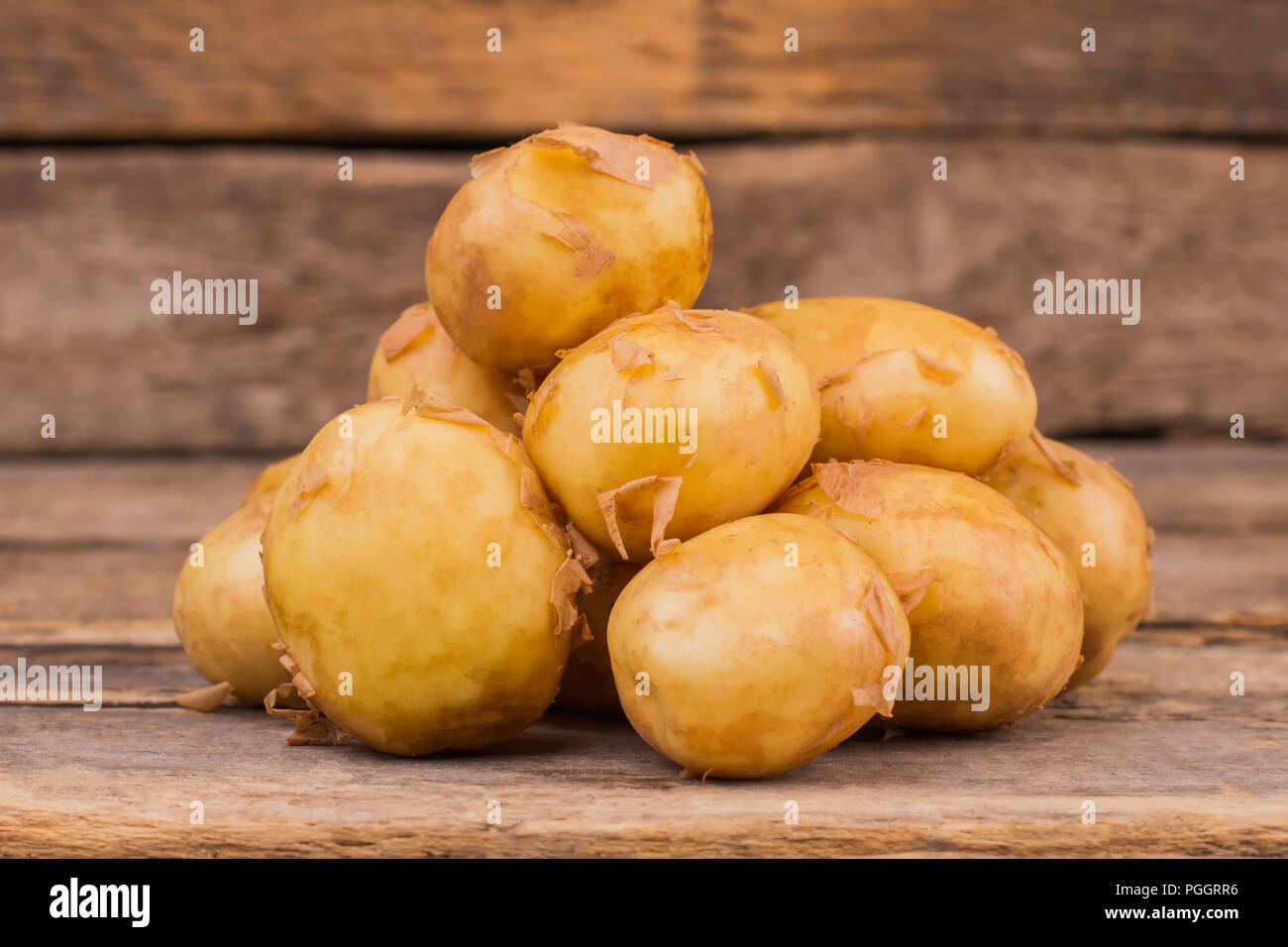 Pile of young potatoes. Wooden desk background Stock Photo - Alamy