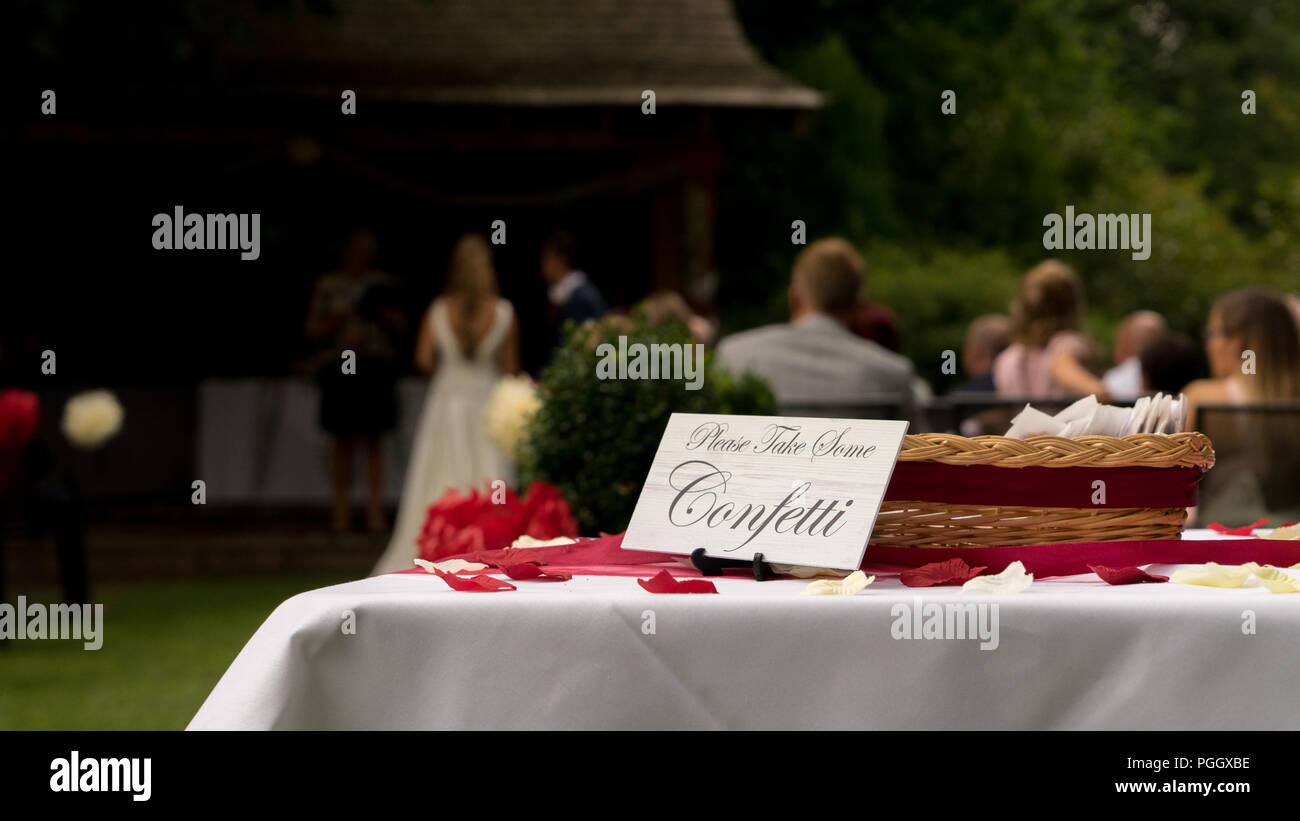 Party favors table hi-res stock photography and images - Alamy