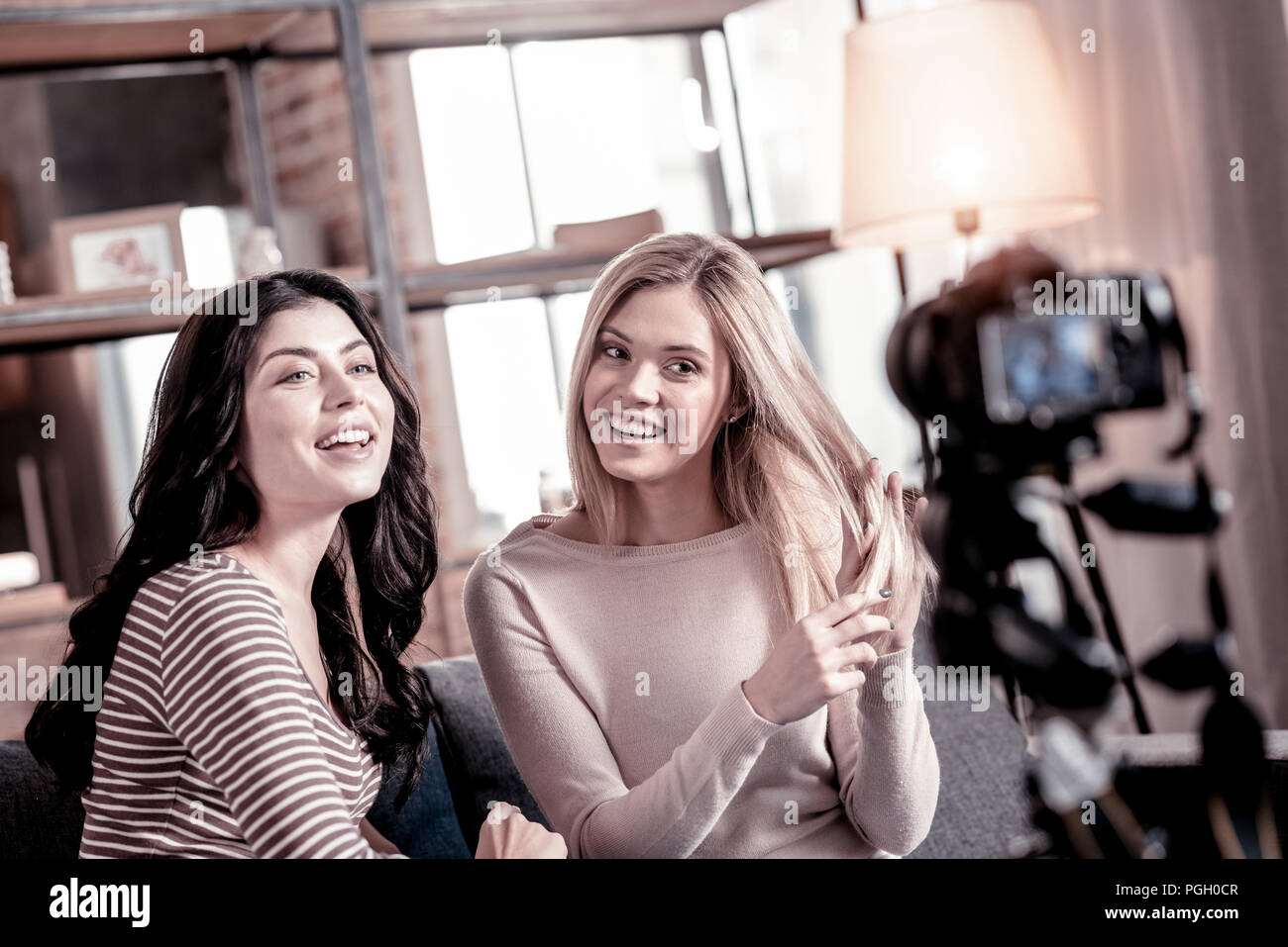 Vloggers hi-res stock photography and images - Alamy