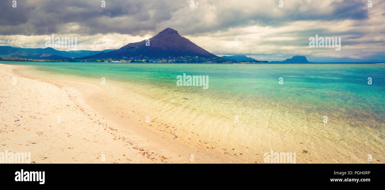 Tropical beach panorama hi-res stock photography and images - Alamy