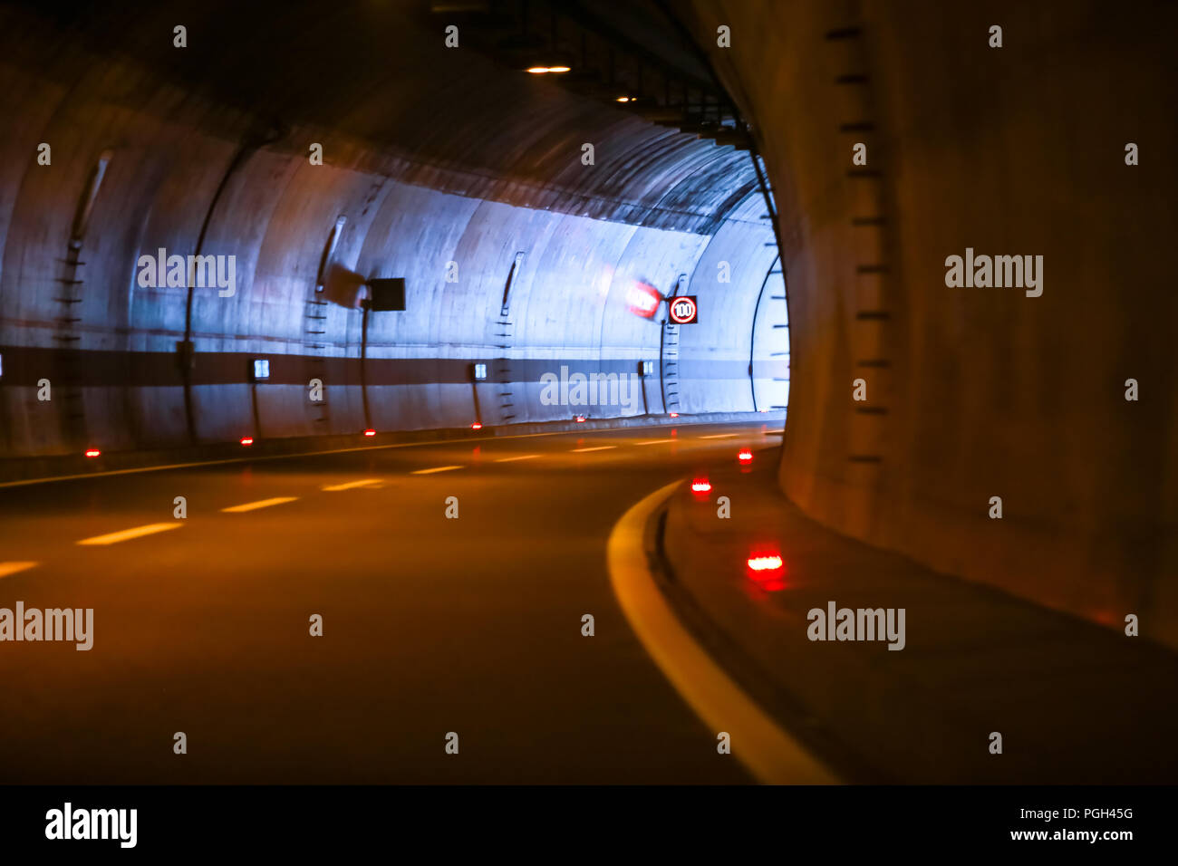 Two way tunnel traffic hi-res stock photography and images - Alamy