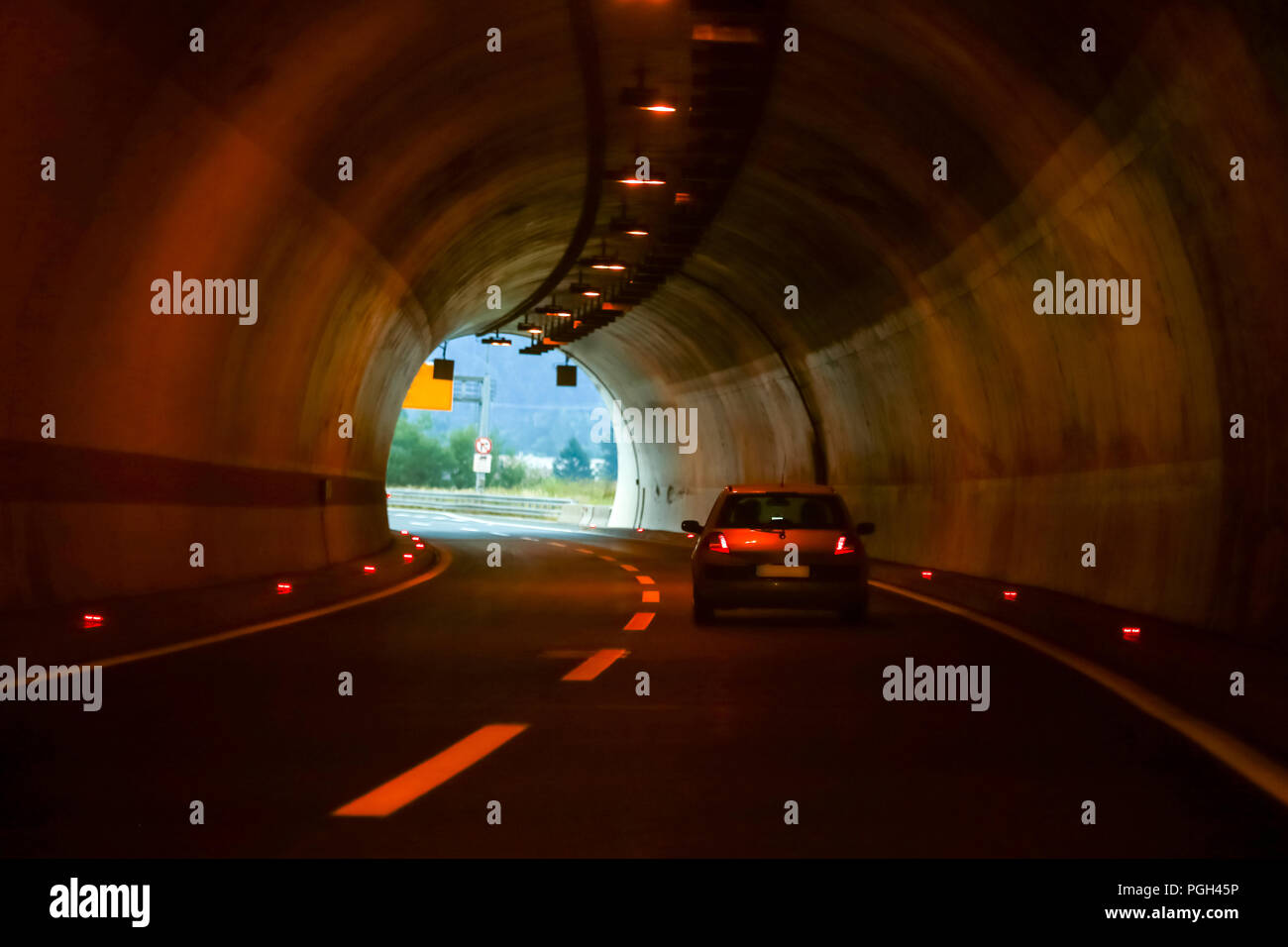 Two way tunnel traffic hi-res stock photography and images - Alamy