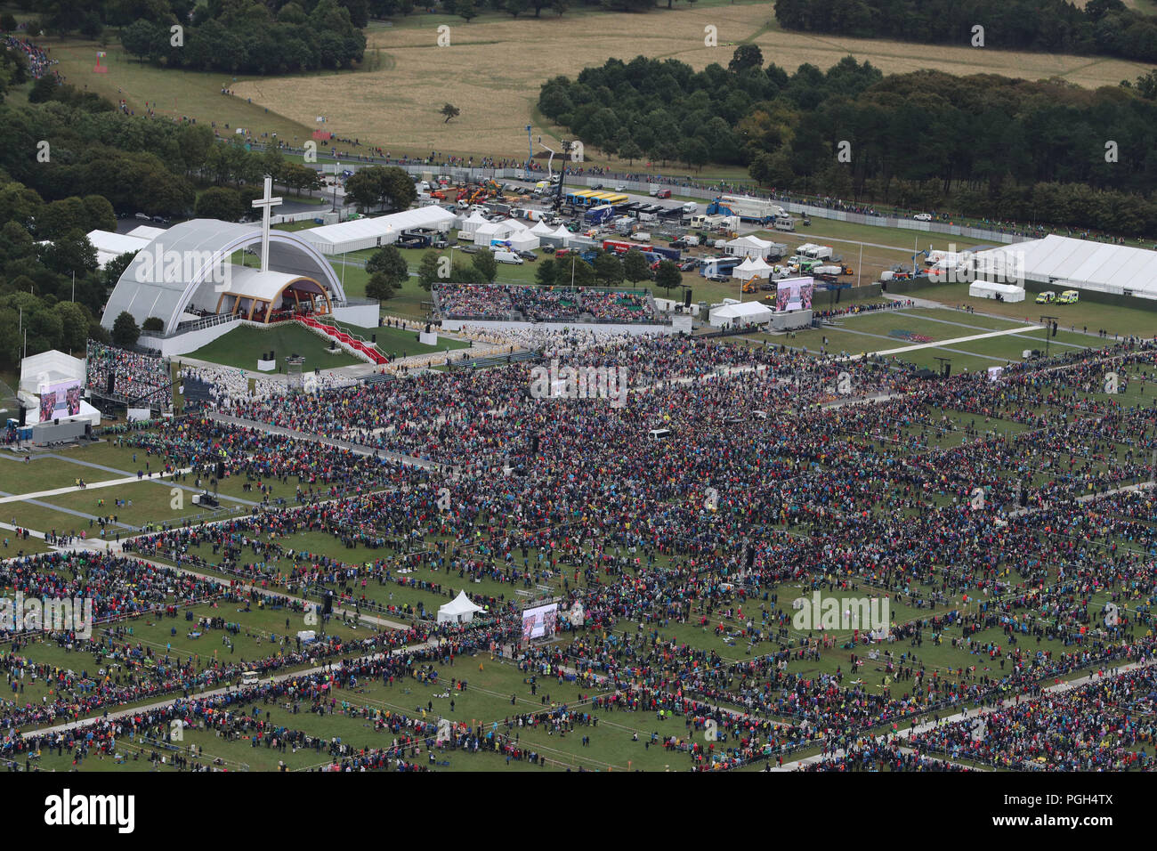 An aerial view crowd pope francis phoenix park hi-res stock photography ...