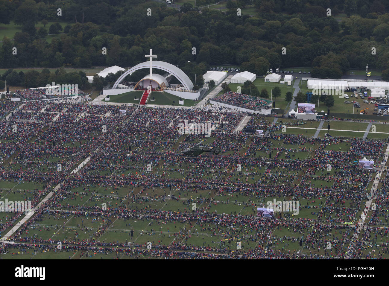 An aerial view crowd pope francis phoenix park hi-res stock photography ...
