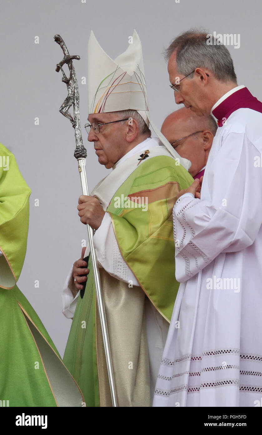 Pope Francis attends the closing Mass at the World Meeting of Families ...