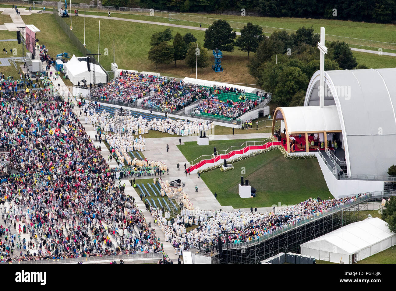 An aerial view crowd pope francis phoenix park hi-res stock photography ...