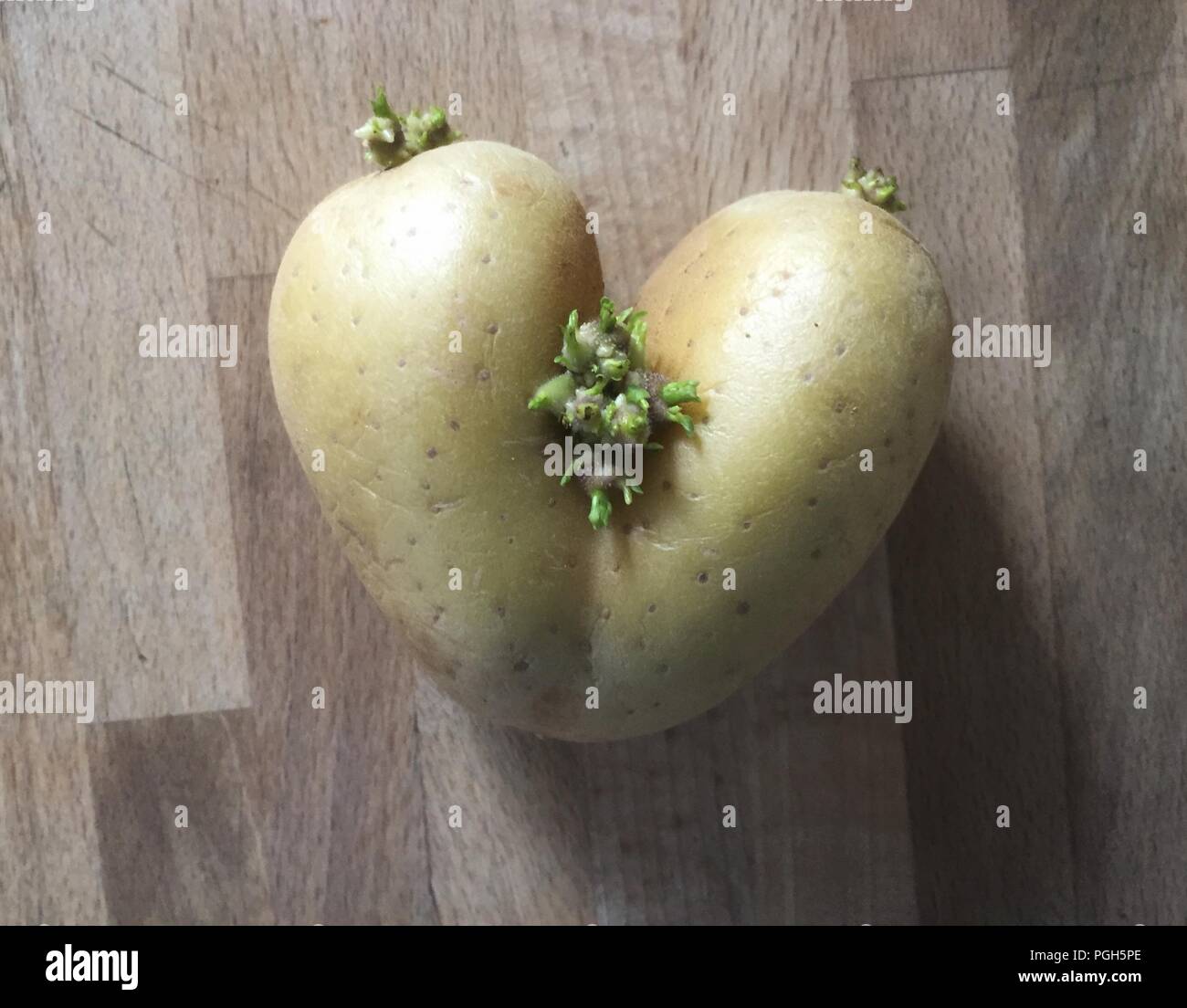 Potato in heart shape Stock Photo - Alamy