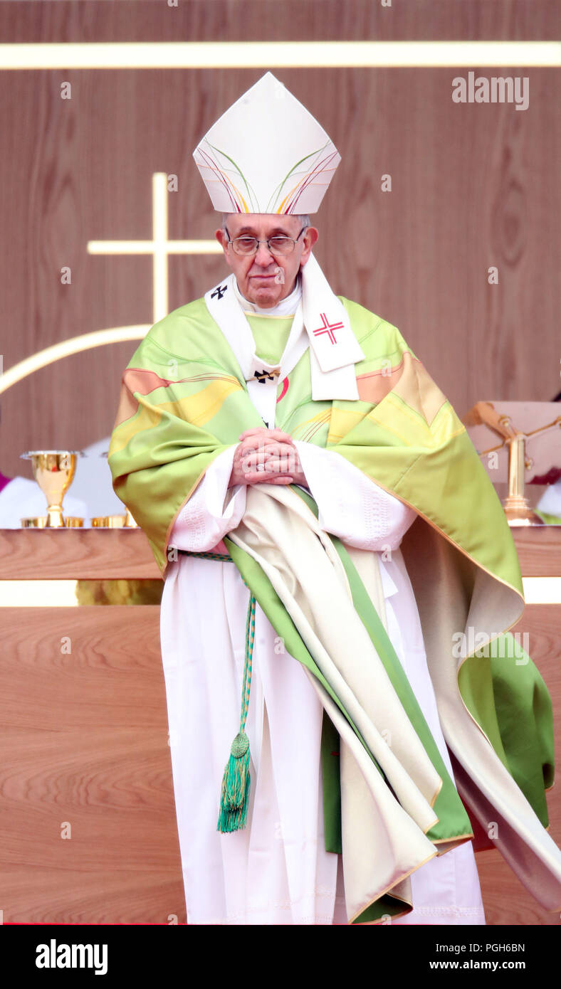 Pope Francis attends the closing Mass at the World Meeting of Families ...