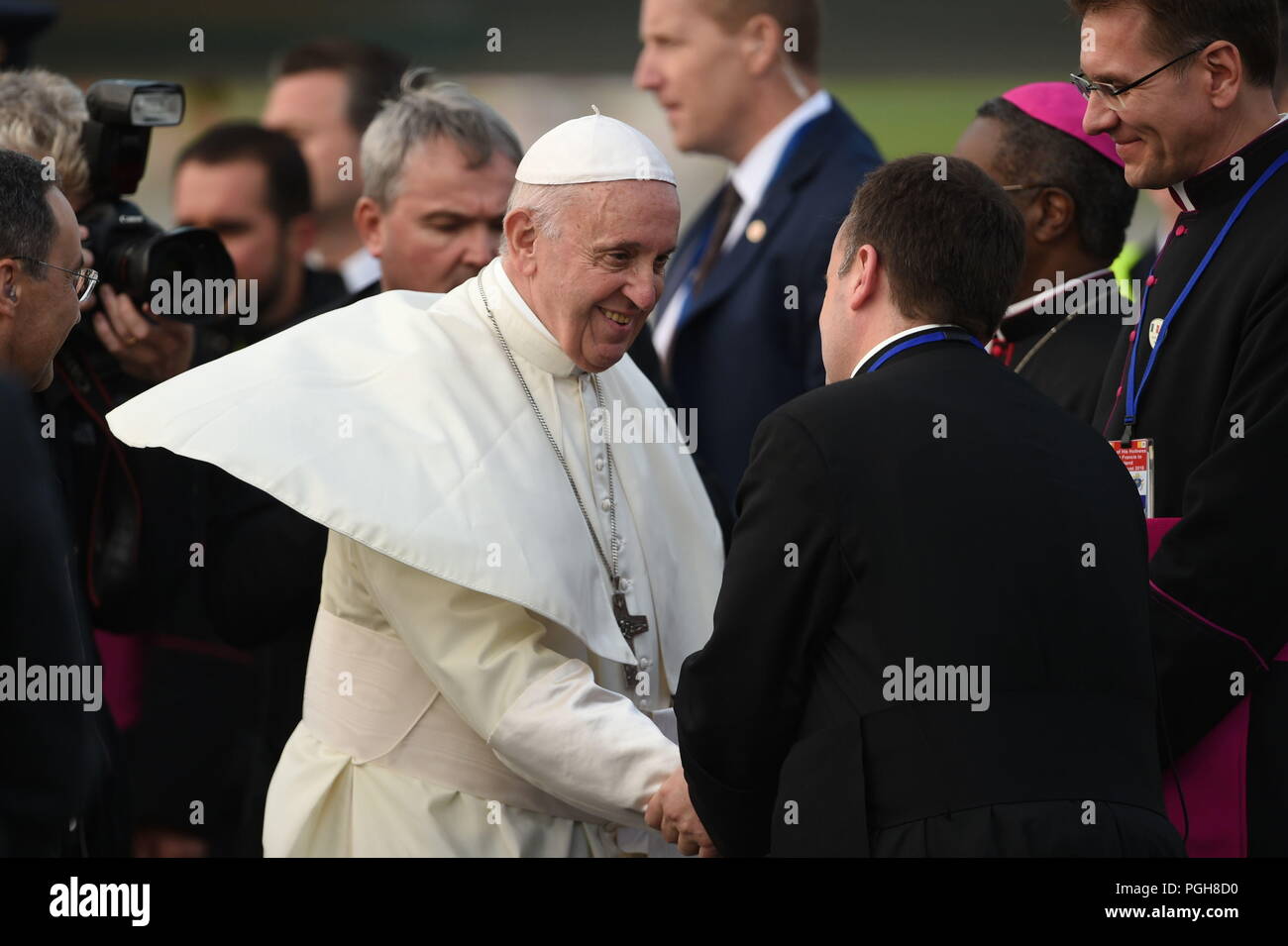 Pope Francis saying goodbye at Dublin Airport as he flies back to the ...