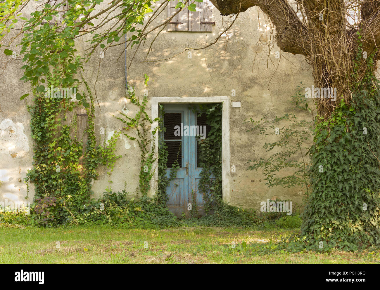 Abandoned country house hi-res stock photography and images - Alamy