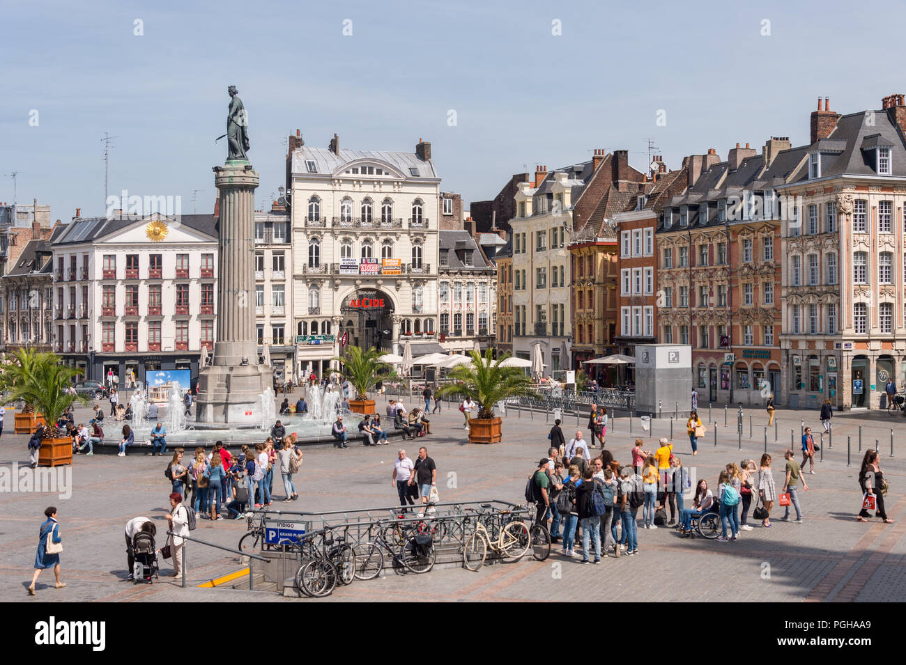 Lille grandplace general de gaulle hi-res stock photography and images ...