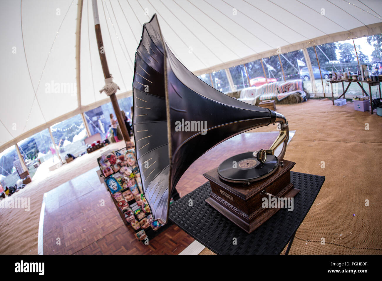 Old fashioned style phonograph hi-res stock photography and images - Alamy