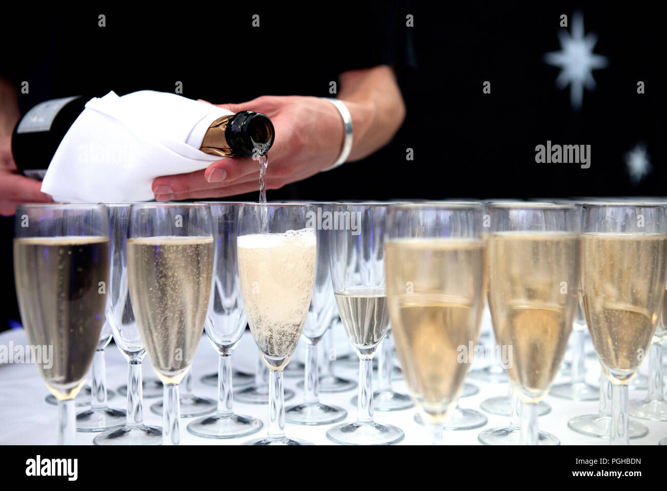 Hand pouring champagne hi-res stock photography and images - Alamy
