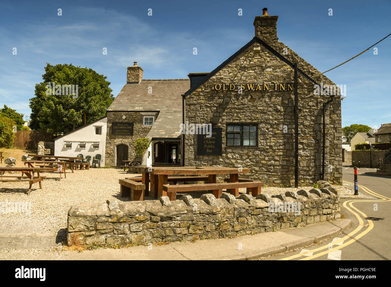 Swan bar and restaurant hi-res stock photography and images - Alamy