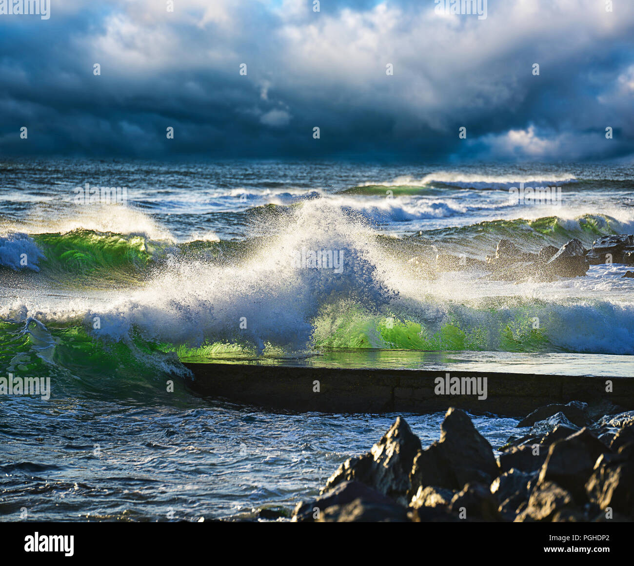 Large sea waves hi-res stock photography and images - Alamy